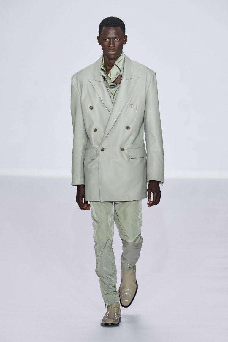 Модный молодежный костюм на выпускной вечер 2021 для парня (фото)